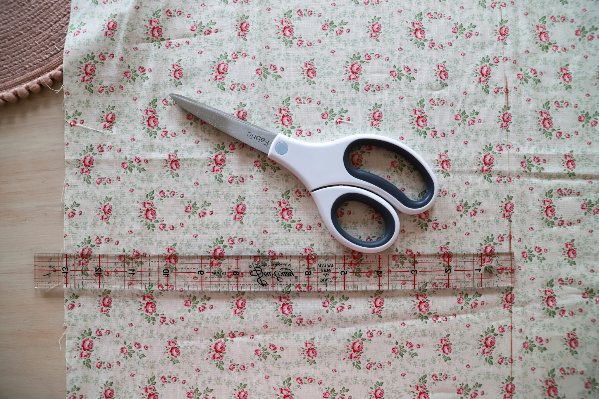 Easy sew table runner with mitre corners | Video tutorial - Dainty ...